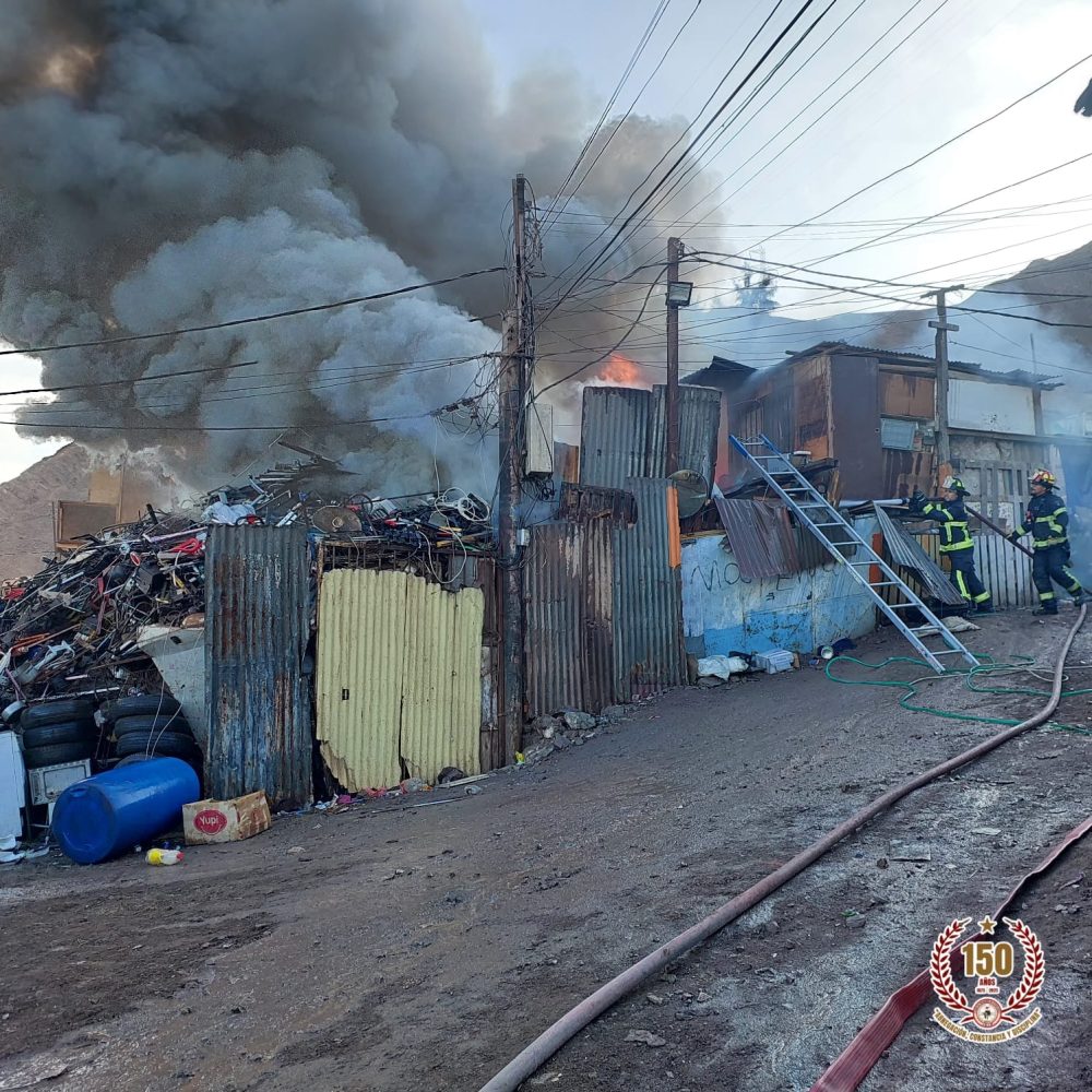 Incendio en campamento de Antofagasta deja nueve damnificados y bombero ...